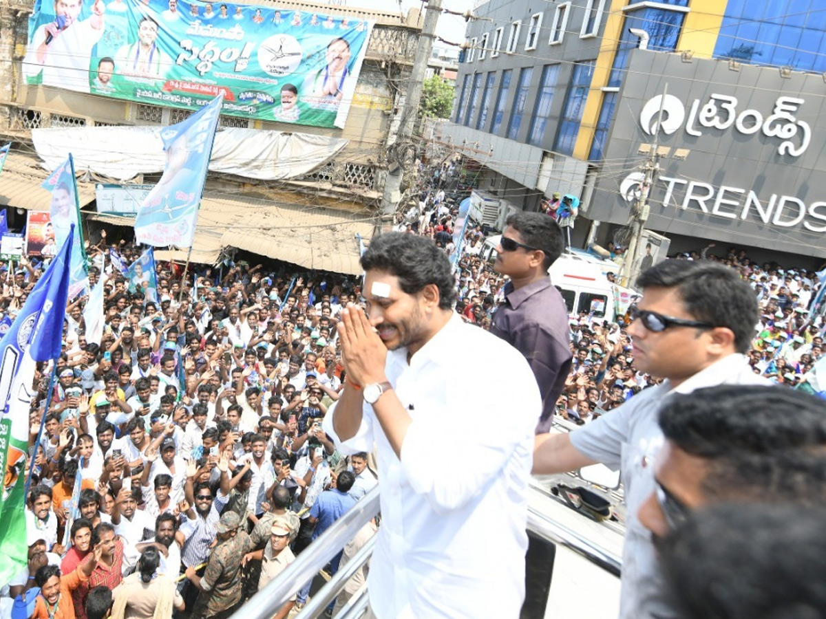 Ganapavaram Bus Yatra: వైఎస్‌ జగన్‌ బస్సుయాత్ర: గోదారంత అభిమానం (ఫొటోలు) | CM YS Jagan Bus Yatra ...